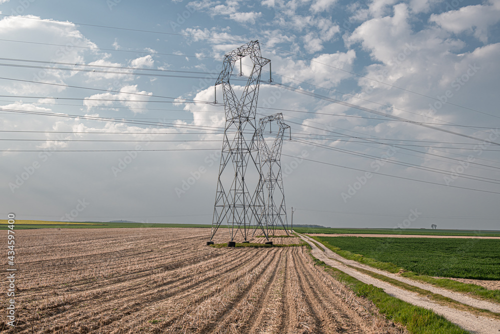 Pylones electriques dans les champs Stock Photo | Adobe Stock
