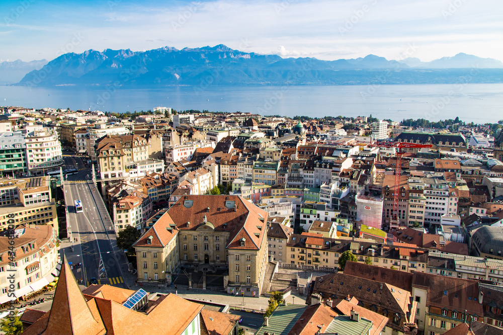 Vue sur la ville de Lausanne depuis le haut du clocher de la cathédrale ...