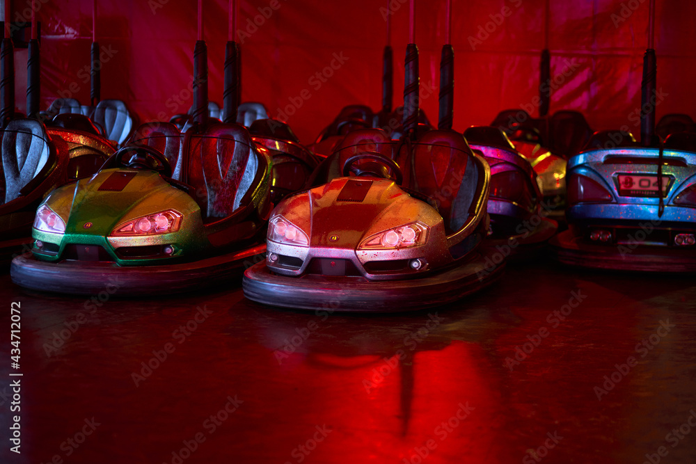 autos-tamponneuses pailletées, à l'arrêt, dans une fête foraine Stock ...