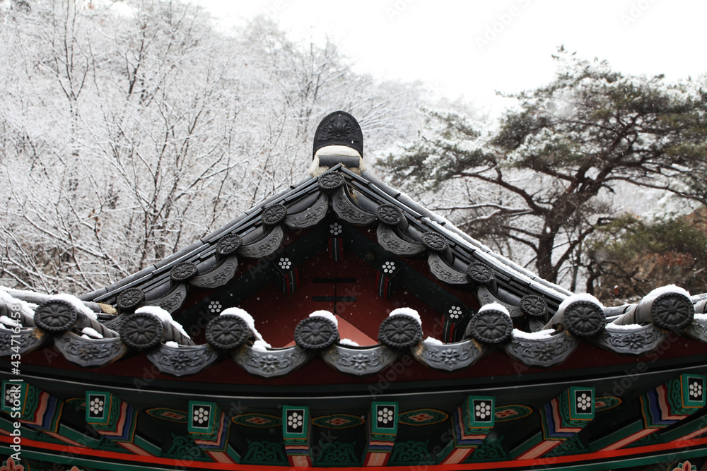 korean traditional house hanok roof snow Stock Photo | Adobe Stock