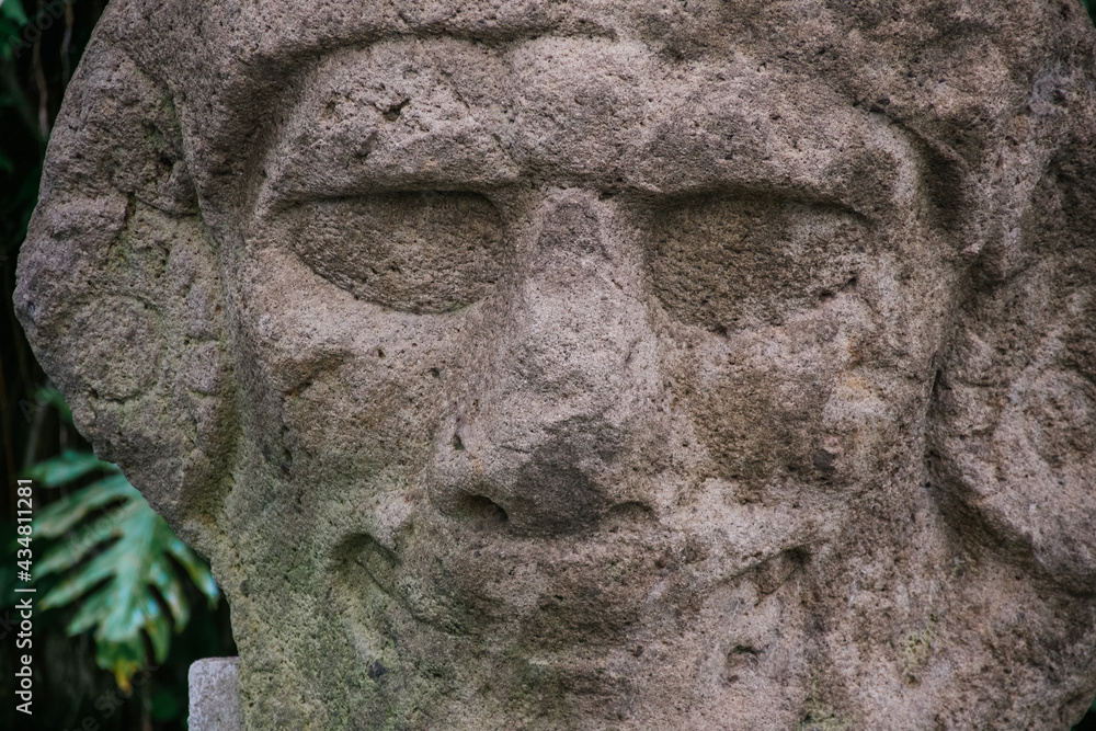 rostro maya elaborado en piedra volcánica en el sector de Santa Lucía ...