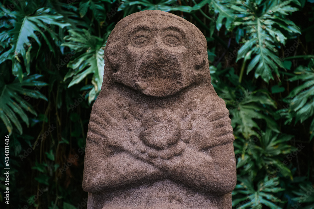 escultura de piedra volcánica elaborada por los artesanos mayas Stock ...