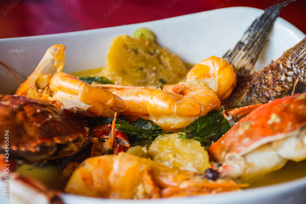 Comida típica de Guatemala: Tapado caldo de mariscos ภาพถ่ายสต็อก ...