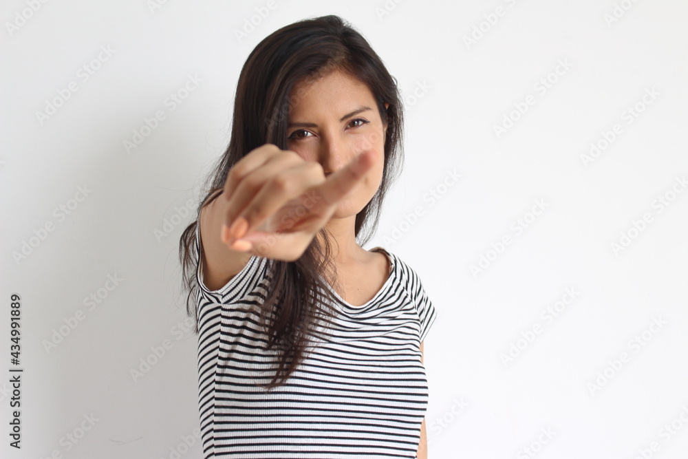 Mujer mostrando el dedo índice con desenfoque Stock Photo | Adobe Stock