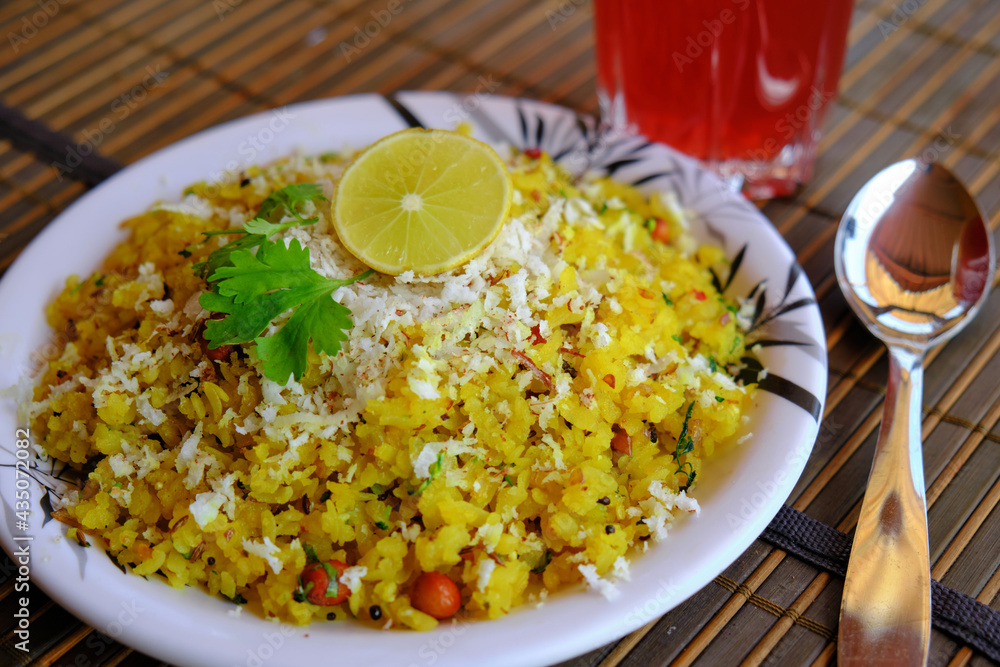 Foto de Pohe is Flattened rice. Kande pohe is a popular breakfast of ...