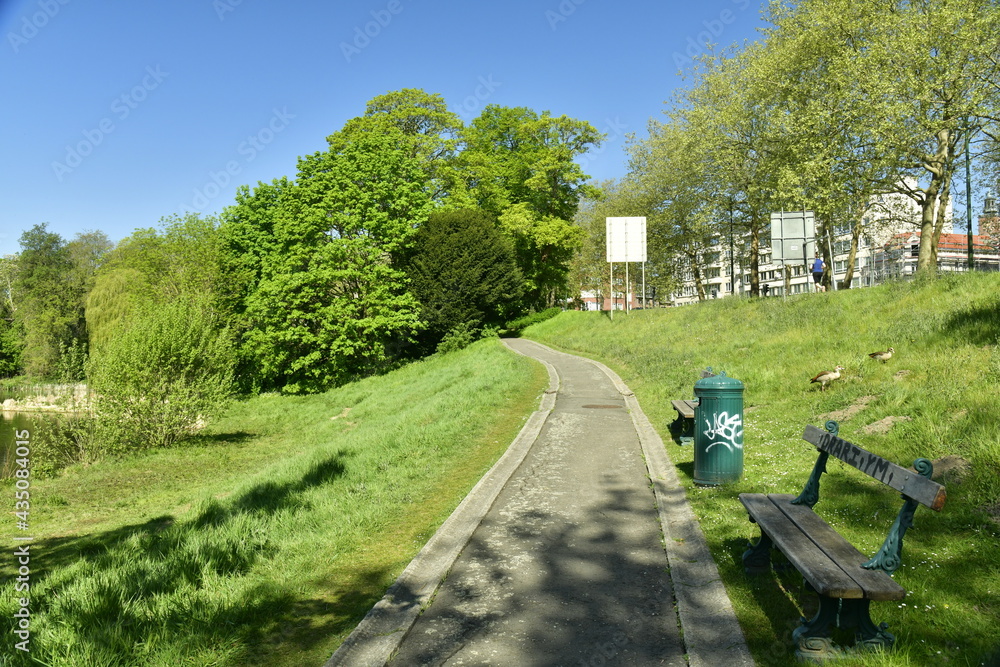 Chemin en bitume entre l'un des étangs et l'avenue de Tervuren en ...