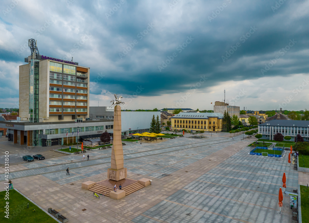 Foto de Aerial view of central square with monument in Marijampole city ...