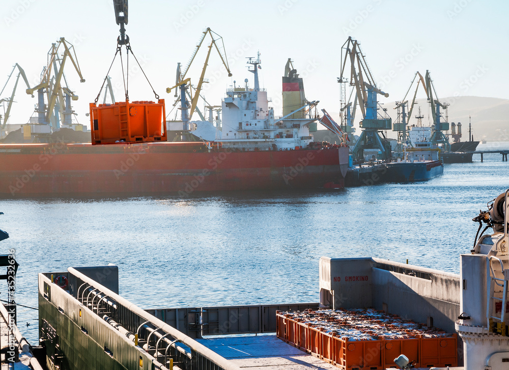 Foto de Loading cargo onto the deck of a supply vessel for servicing ...