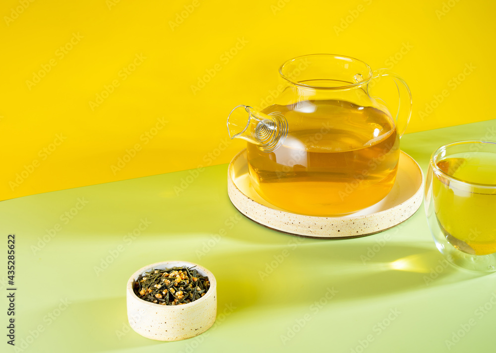 Foto Stock Japanese green tea Genmaicha.Tea leaves with fried brown ...