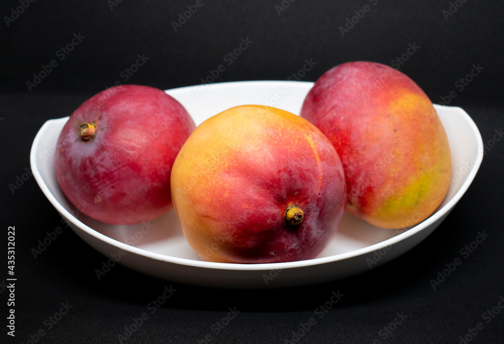 Bol de manga venezolana. Tres mangos. Mango en bol fondo negro. Manga ...