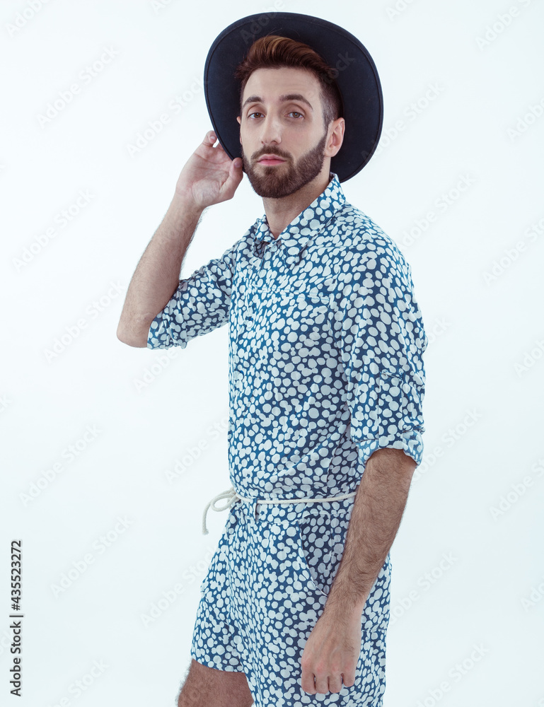 Chico joven de barba anteojos de sol y gorro posa parado con mono con ...