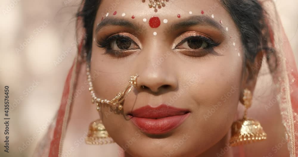 Portrait of Indian girl with traditional Hindu Golden jewelry and Bindi ...