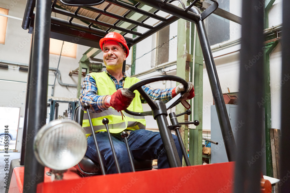 Staplerfahrer beim Gabelstapler fahren in Spedition Stock Photo | Adobe ...