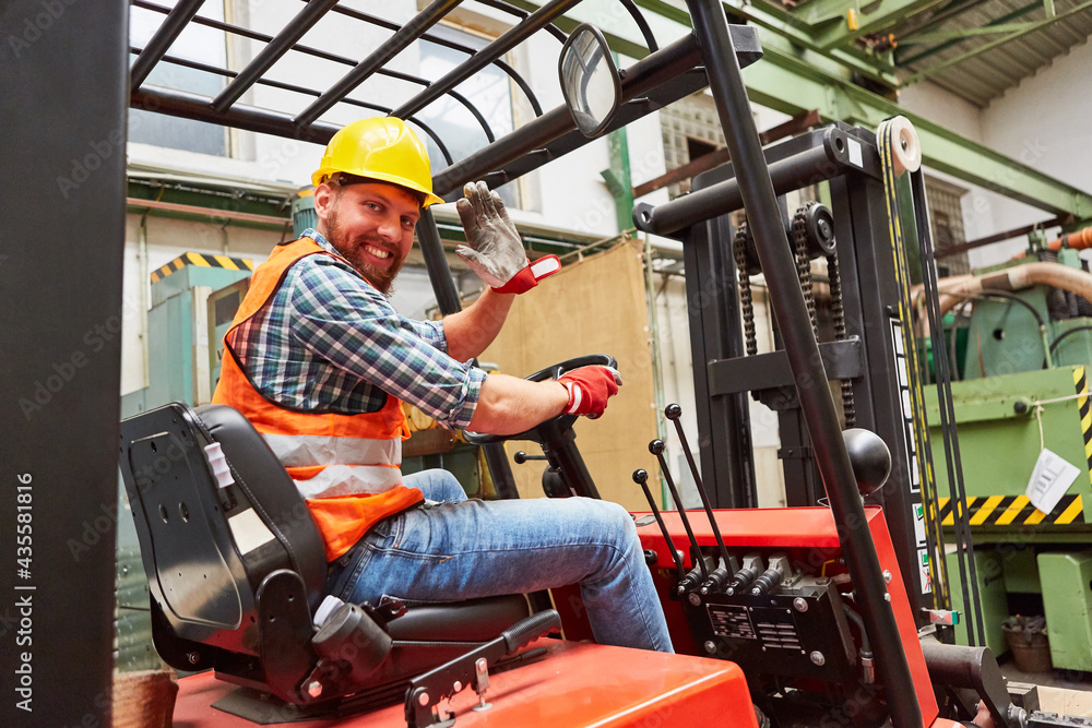 Gabelstaplerfahrer in der Lagerhalle einer Spedition Stock Photo ...