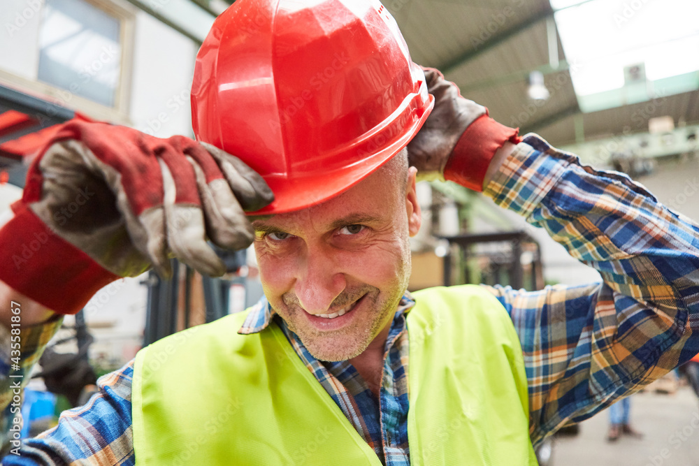 Arbeiter mit Schutzhelm als Symbol für Arbeitsschutz Stock Photo ...