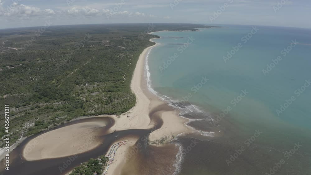 Vue aérienne arrière de l'océan. Marée basse, Piscines naturels, fleuve ...
