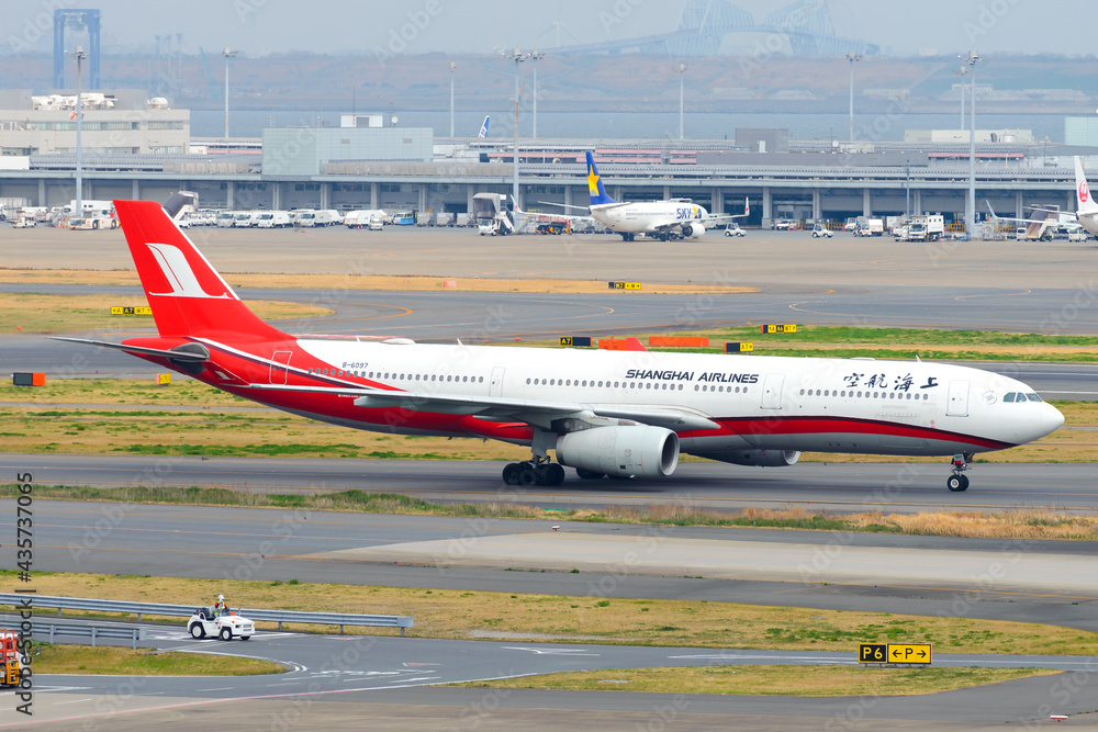 Shanghai Airlines Airbus A330 inbound from Shanghai Pudong Airport ...