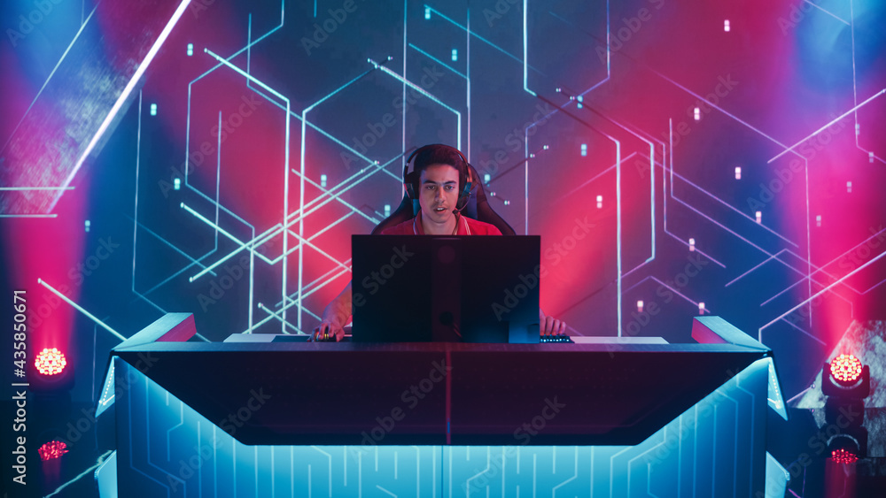 Foto de Professional eSports Gamer Playing in Computer Video Games ...