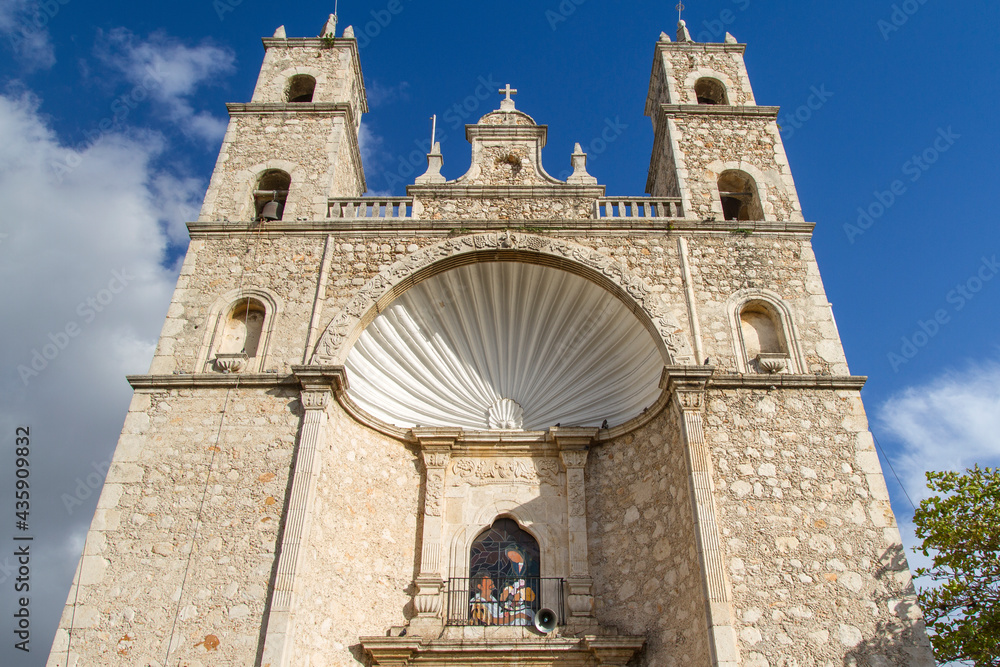 Iglesia o Church en la ciudad de Merida, estado y peninsula de Yucatan ...