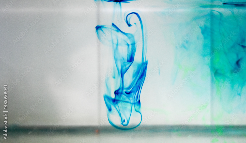 Methylene blue chemical reaction in water foto de Stock | Adobe Stock