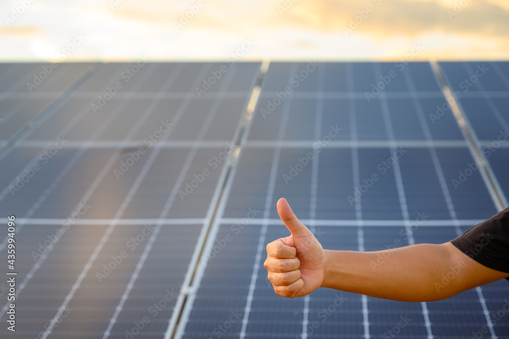 Foto de Close-up shot poses positive gesture on solar panel ...