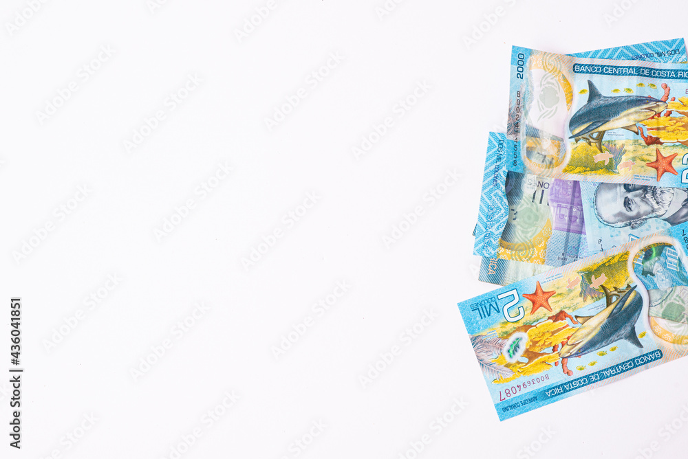 Billetes de dos mil colones a un lado en fondo blanco Stock Photo ...