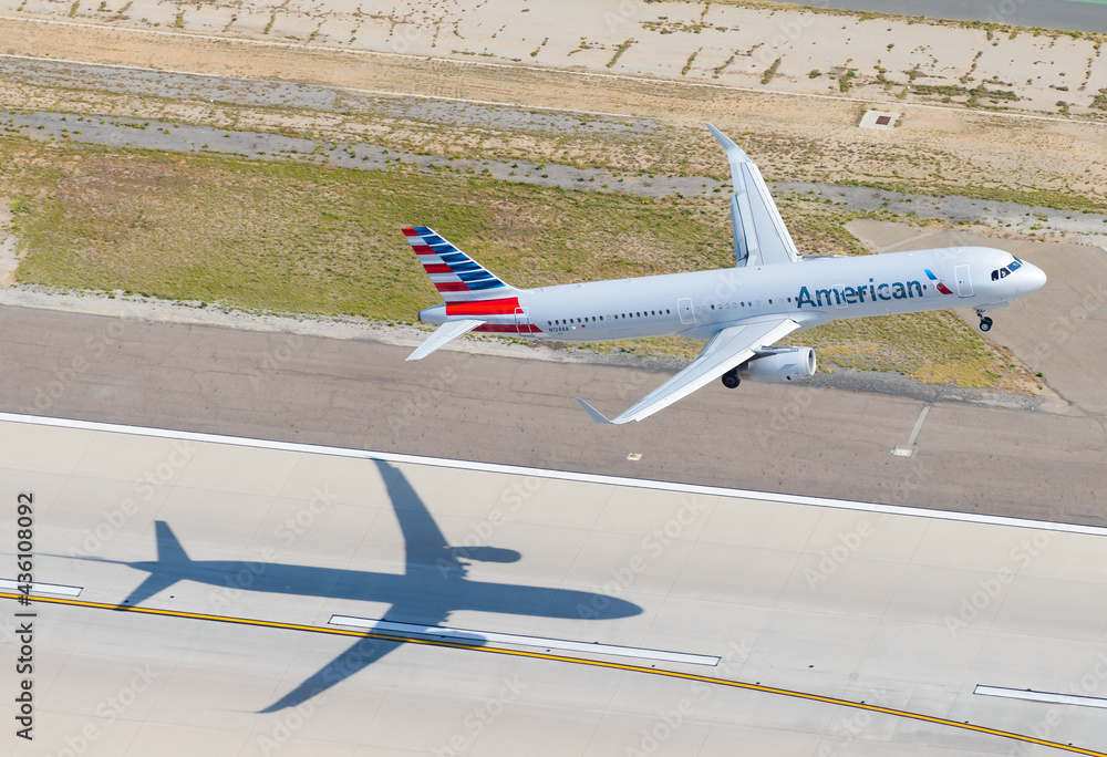 Zdjęcie Stock: American Airlines Airbus A321 departure from Los Angeles ...
