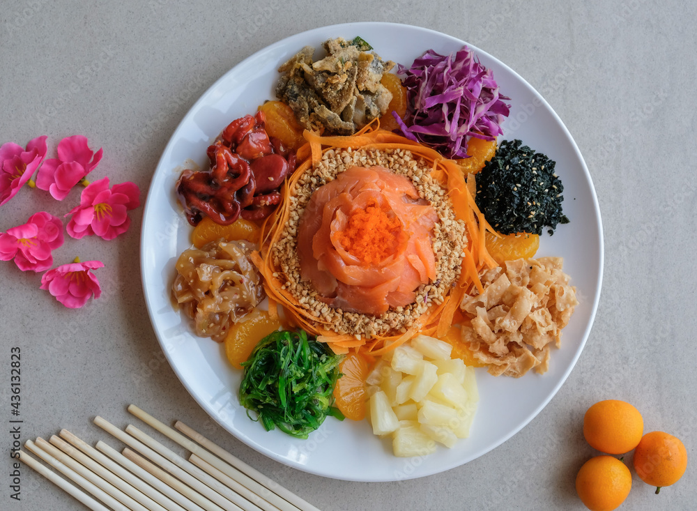 Delicious and colorful display of Chinese prosperity cuisine / Yee Sang ...