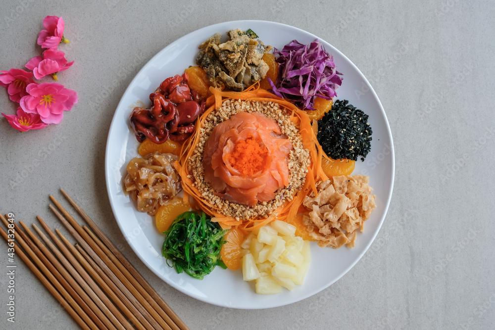 Delicious and colorful display of Chinese prosperity cuisine / Yee Sang ...
