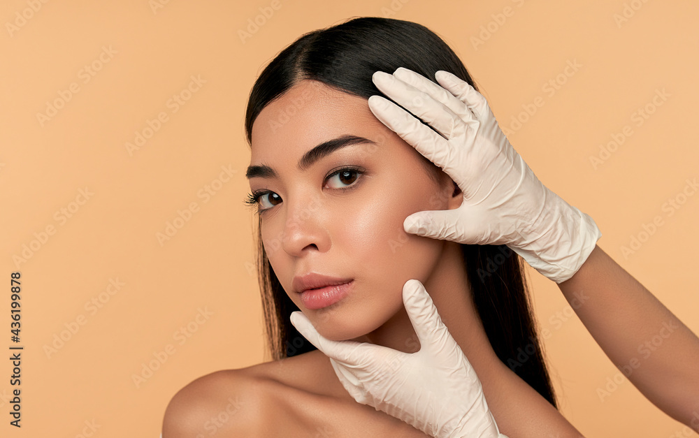 Foto de Young Asian woman with clean radiant skin gets botox injections ...