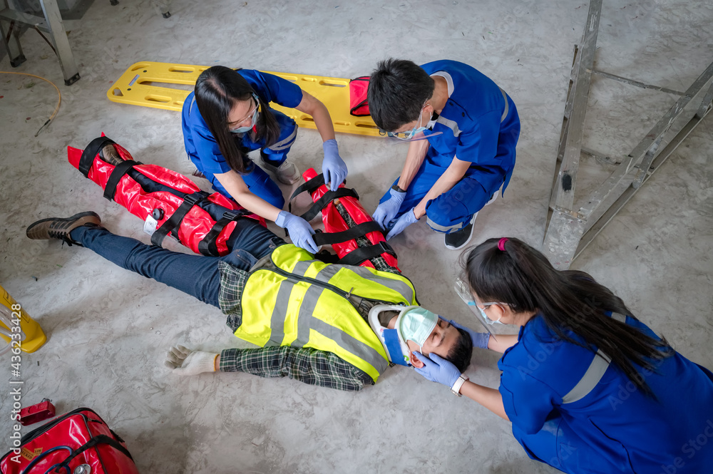 Emergency medical teams are First aid for injuries in work accidents ...
