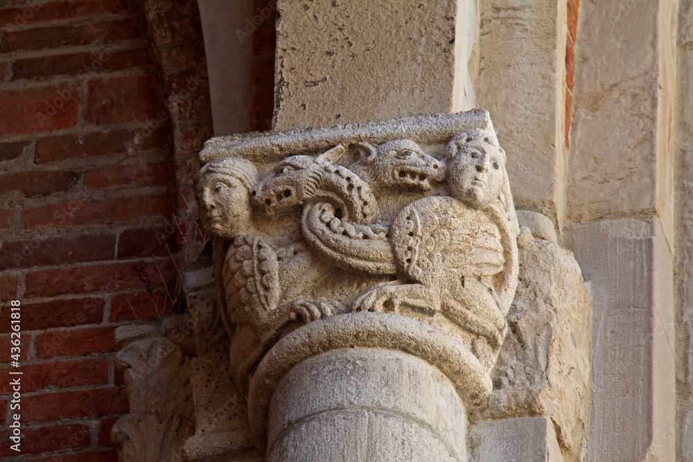capitello con figure di mostri e volti umani; basilica di Sant'Eufemia ...