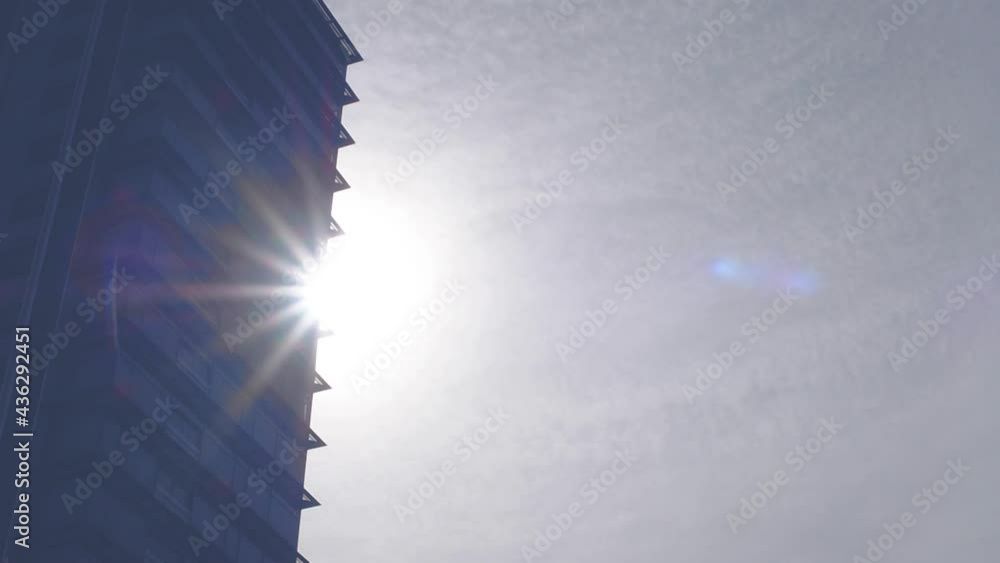 Vidéo Stock sunstar with silhouette building with transparent of clouds ...