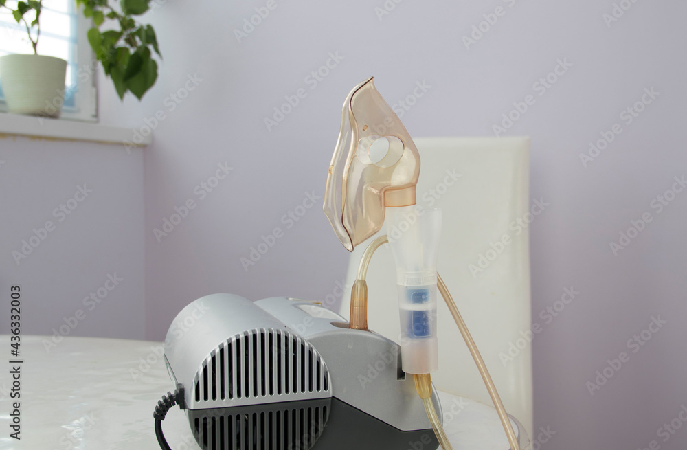 Foto de Medical equipment for inhalation with respiratory mask ...