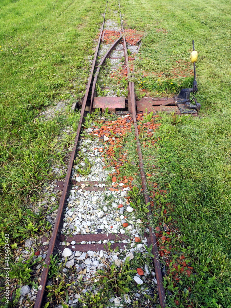 Foto de Rostige alte Gleise mit Weiche einer alten Schmalspurbahn auf ...