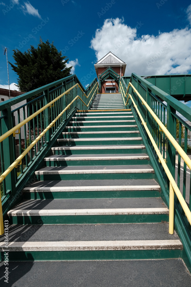 stairs, steps - railway station platform kenilworth warwickshire ...