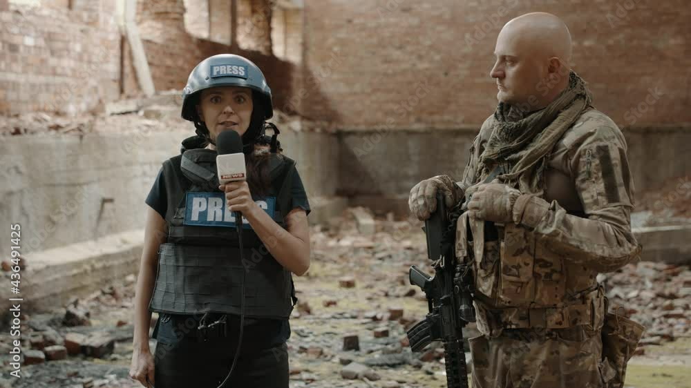 Vidéo Stock POV Female war journalist correspondent wearing bulletproof ...