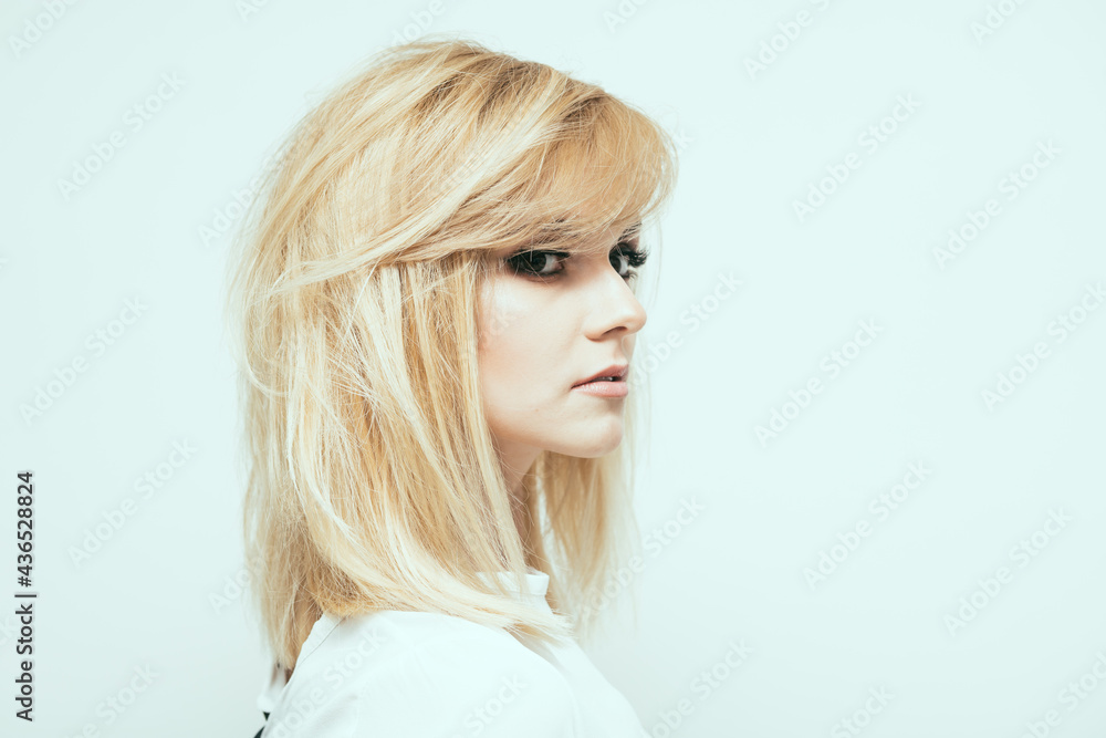 Modelo con fondo blanco para editorial de cabello. Stock Photo | Adobe ...