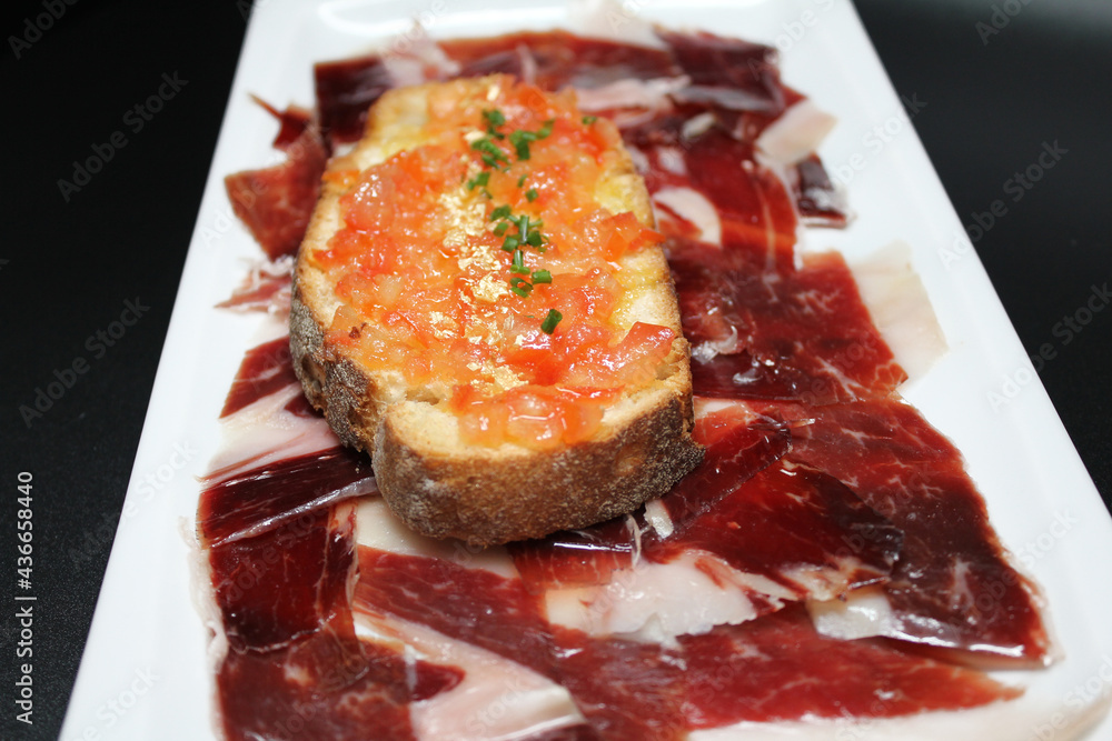 rebanada de pan tumaca con jamón ibérico con tomate, ajo y aceite de ...