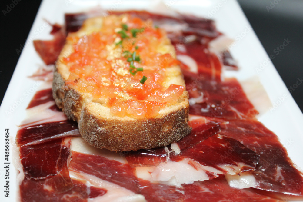 tostada con jamón ibérico con tomate, ajo y aceite de oliva virgen ...