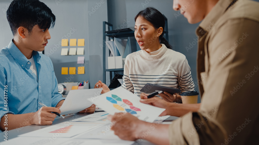 Happy young Asia businessmen and businesswomen meeting brainstorming ...