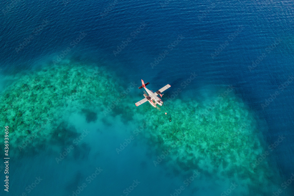 Foto de Aerial view of a seaplane anchored at reef on Indian Ocean ...