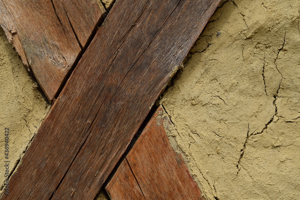 Maison en terre. Murs terre et bois, matériaux anciens, construction ...
