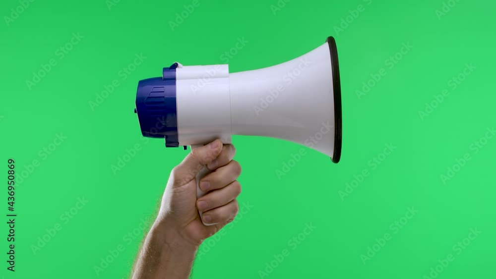 Vidéo Stock A male hand raises a white megaphone against a green screen ...