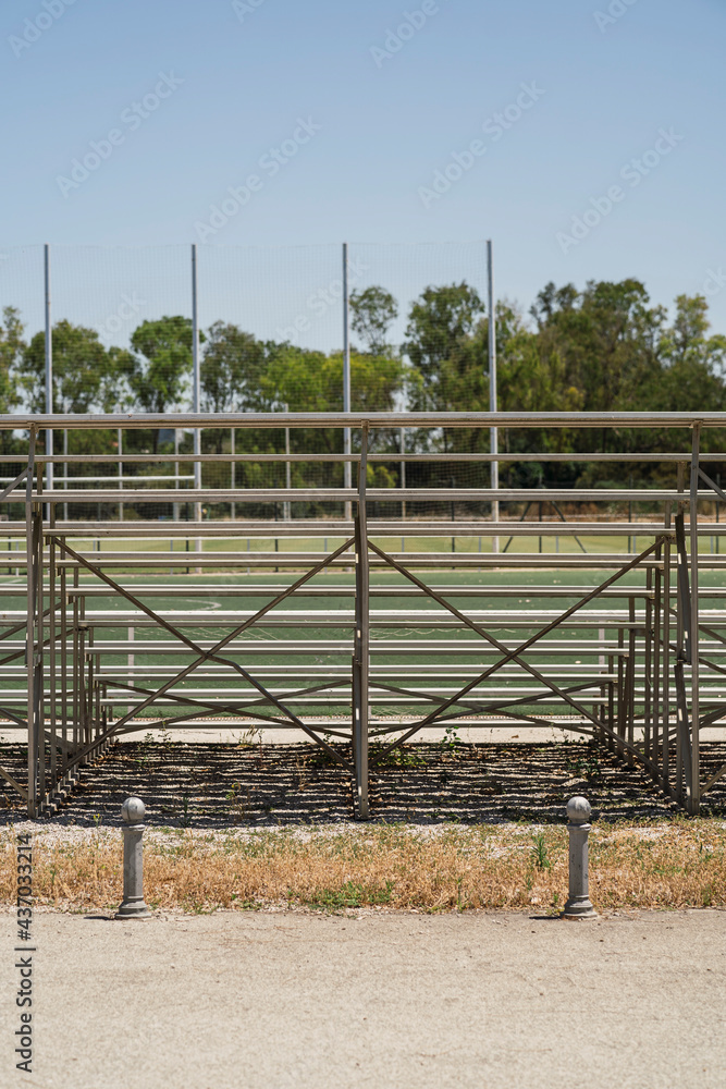 Parte trasera de unas gradas colocadas delante de una pista de tenis a ...
