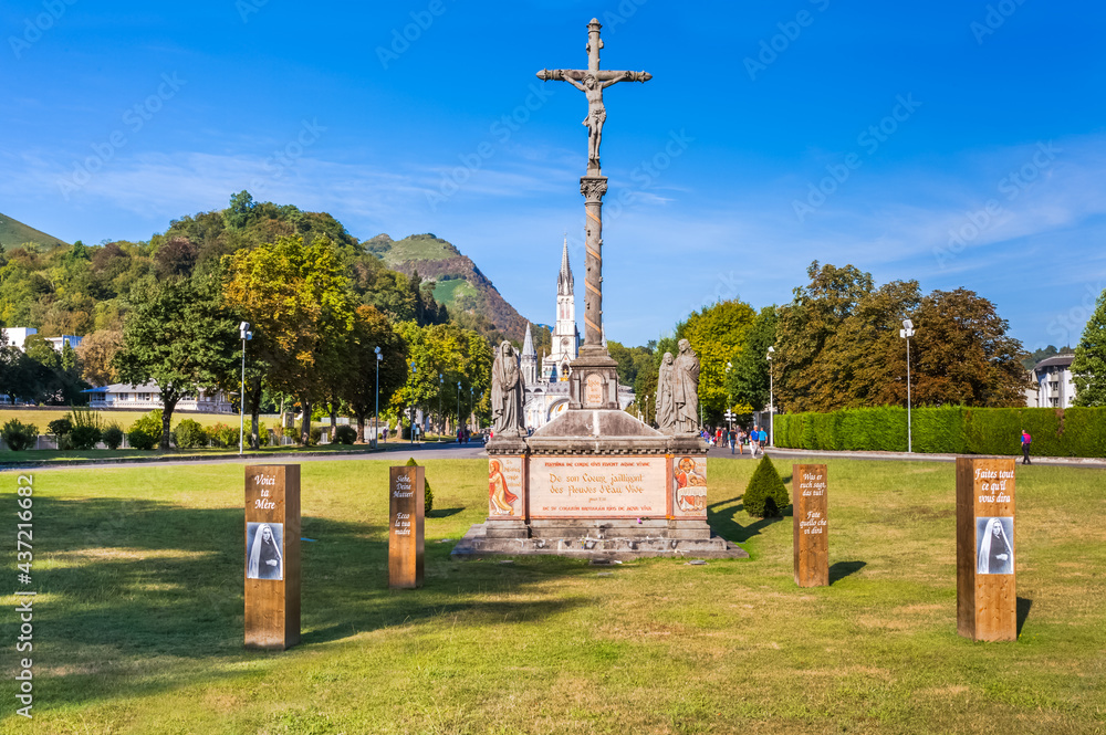 Le calvaire des Bretons, sanctuaires de Lourdes, France Stock Photo ...