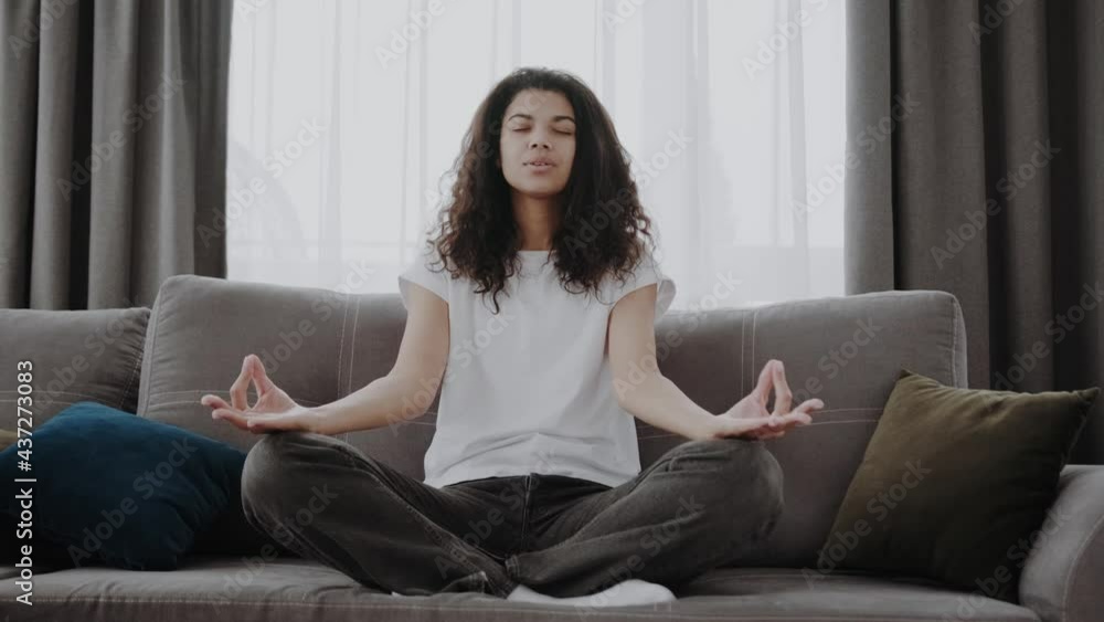 Vidéo Stock Calm african american woman concentrating on yoga exercises ...