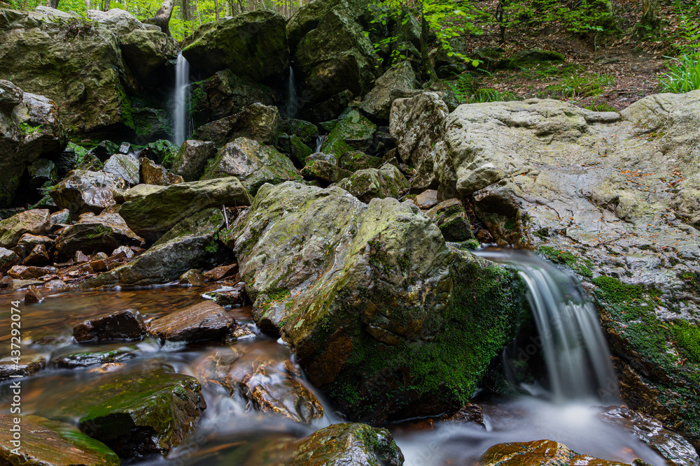 Foto de Statte river in the Belgium Ardennes is a small river full of ...