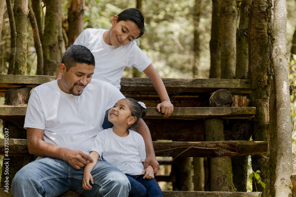 Foto de Hispanic dad and sons enjoying nature in the park - Young ...