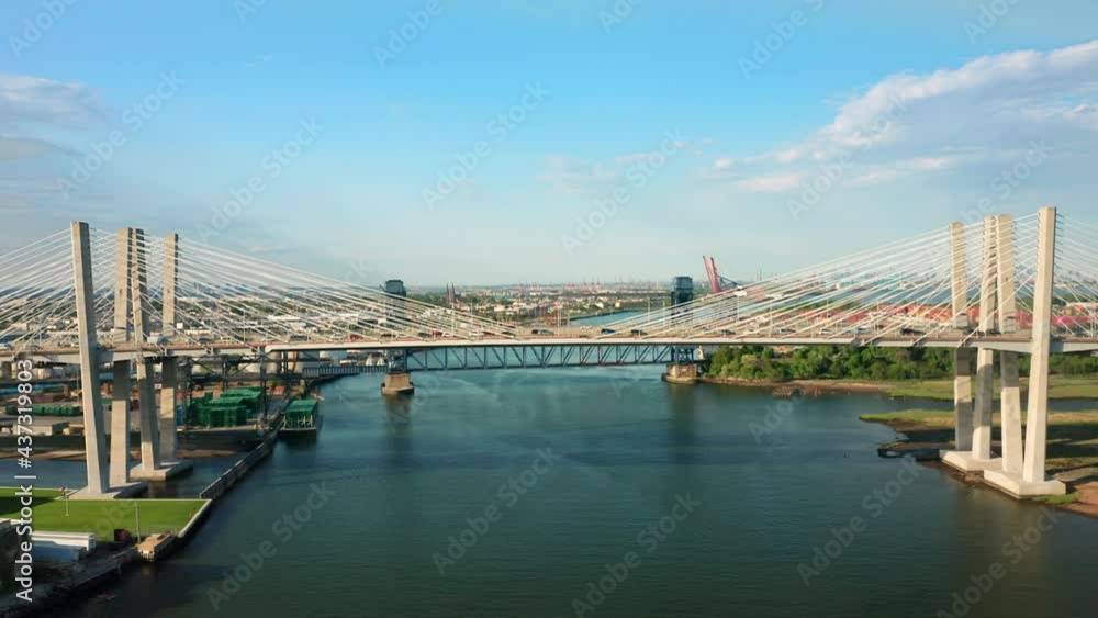Video „Drone footage of the New Goethals and Arthur Kill vertical lift ...